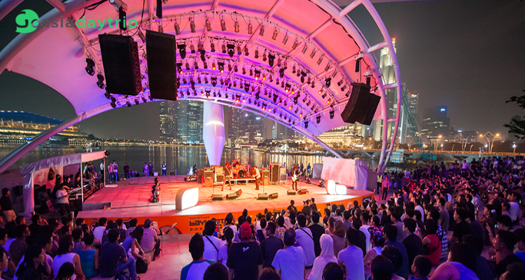 Free-music-performance-in-the-Esplanade - Gadt Travel